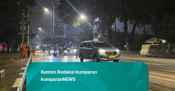 Demo BEM SI di Patung Kuda Bubar, Jalan Medan Merdeka Selatan Kembali Dibuka | kumparan.com